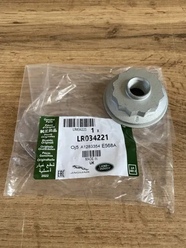 Гайка шаровой опоры переднего рычага Range Rover LR034221